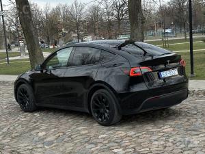 Black Tesla Model Y 2022 in Jelgava, with an engine capacity of 0.00 L and mileage of 63 thousand km for 31490 €, photo 4 on AUTOMOTO.COM.LV