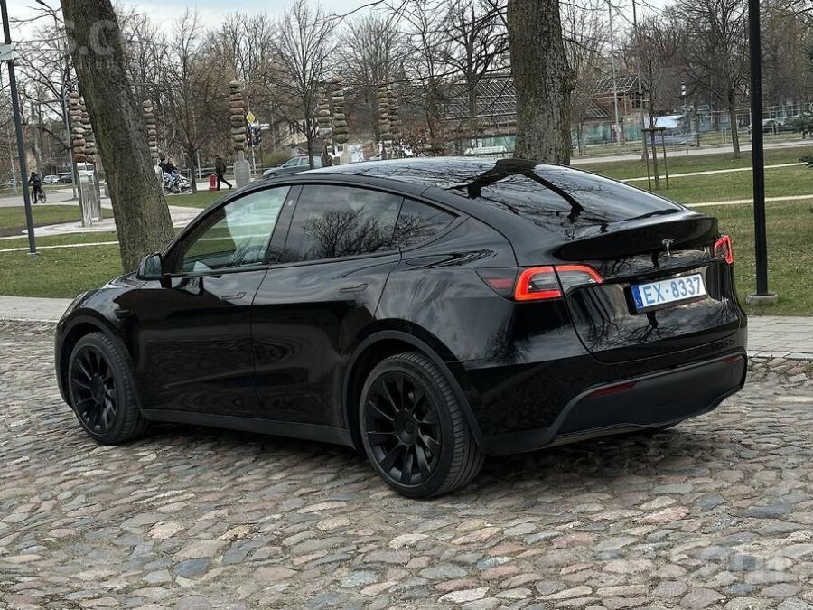 Black Tesla Model Y 2022 in Jelgava, with an engine capacity of 0.00 L and mileage of 63 thousand km for 31490 €, photo 4 on AUTOMOTO.COM.LV
