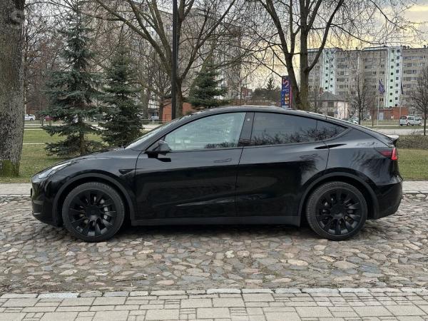 Black Tesla Model Y 2022 in Jelgava, with an engine capacity of 0.00 L and mileage of 63 thousand km for 31490 €, photo 5 on AUTOMOTO.COM.LV