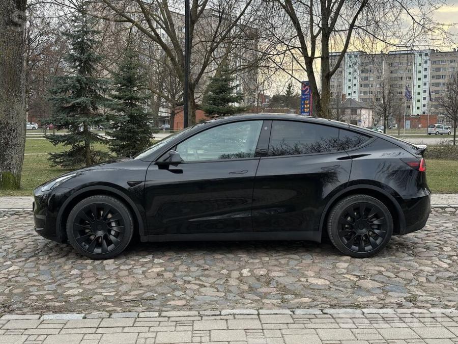 Black Tesla Model Y 2022 in Jelgava, with an engine capacity of 0.00 L and mileage of 63 thousand km for 31490 €, photo 5 on AUTOMOTO.COM.LV