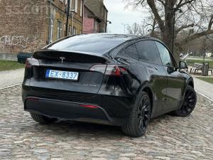 Black Tesla Model Y 2022 in Jelgava, with an engine capacity of 0.00 L and mileage of 63 thousand km for 31490 €, photo 7 on AUTOMOTO.COM.LV