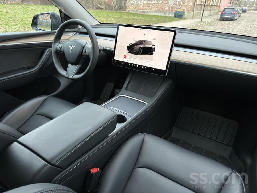 Black Tesla Model Y 2022 in Jelgava, with an engine capacity of 0.00 L and mileage of 63 thousand km for 31490 €, photo 9 on AUTOMOTO.COM.LV