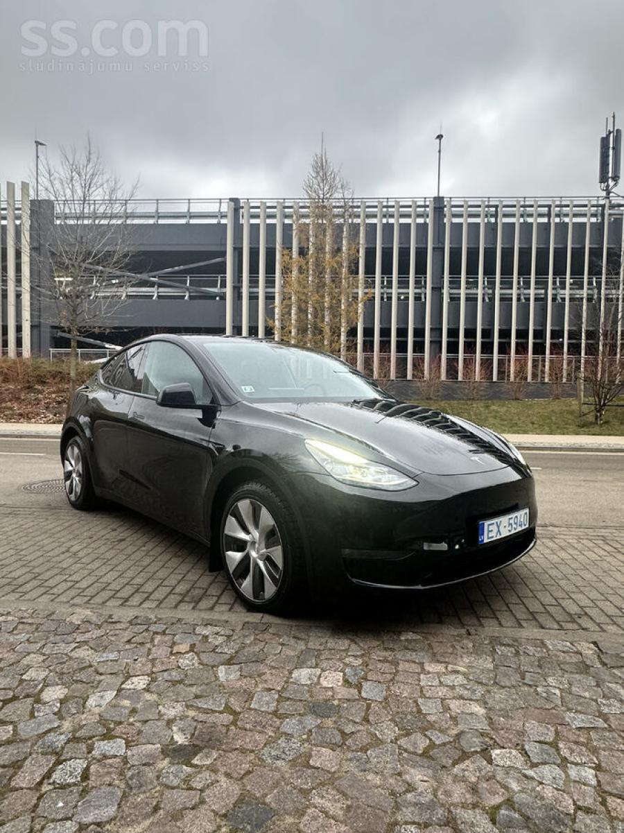 Black Tesla Model Y 2022 in Riga, with an engine capacity of 0.00 L and mileage of 107 thousand km for 31000 €, photo 3 on AUTOMOTO.COM.LV