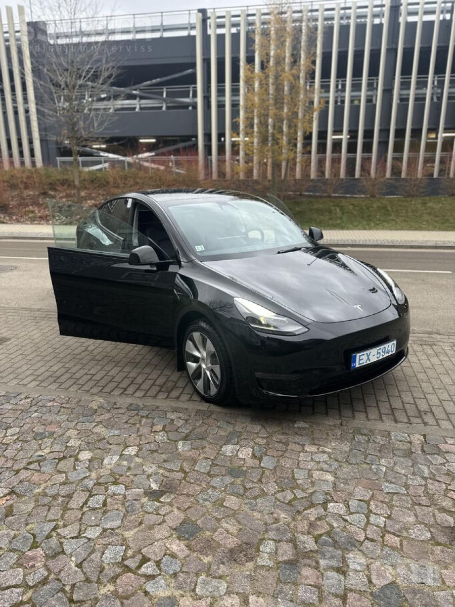 Black Tesla Model Y 2022 in Riga, with an engine capacity of 0.00 L and mileage of 107 thousand km for 31000 €, photo 11 on AUTOMOTO.COM.LV