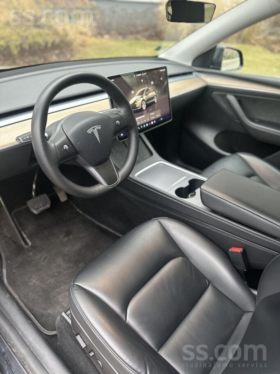 Black Tesla Model Y 2022 in Riga, with an engine capacity of 0.00 L and mileage of 107 thousand km for 31000 €, photo 19 on AUTOMOTO.COM.LV