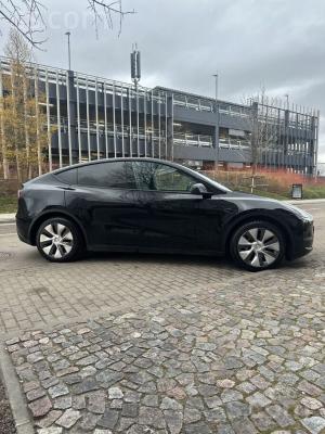 Black Tesla Model Y 2022 in Riga, with an engine capacity of 0.00 L and mileage of 108 thousand km for 31000 €, photo 4 on AUTOMOTO.COM.LV