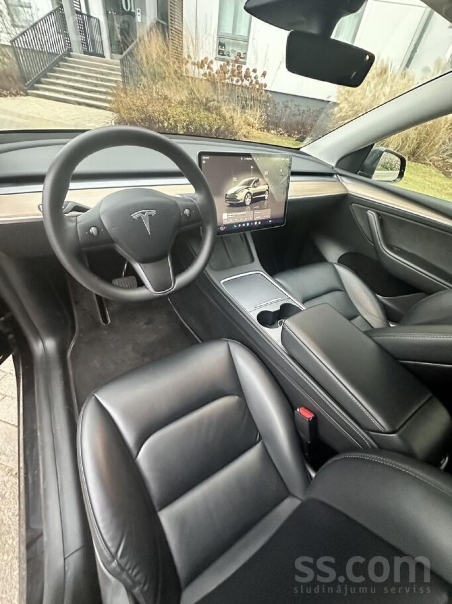Black Tesla Model Y 2022 in Riga, with an engine capacity of 0.00 L and mileage of 108 thousand km for 31000 €, photo 13 on AUTOMOTO.COM.LV