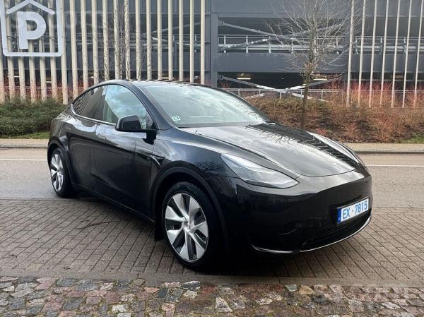 Black Tesla Model Y 2022 in Riga, with an engine capacity of 0.00 L and mileage of 100 thousand km for 31000 €, photo 3 on AUTOMOTO.COM.LV
