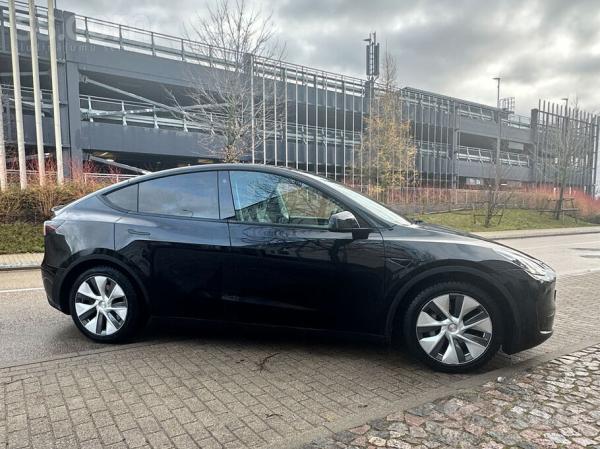 Black Tesla Model Y 2022 in Riga, with an engine capacity of 0.00 L and mileage of 100 thousand km for 31000 €, photo 4 on AUTOMOTO.COM.LV