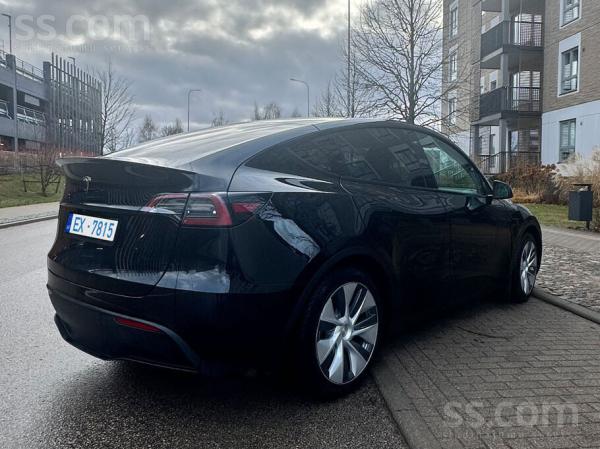 Black Tesla Model Y 2022 in Riga, with an engine capacity of 0.00 L and mileage of 100 thousand km for 31000 €, photo 5 on AUTOMOTO.COM.LV