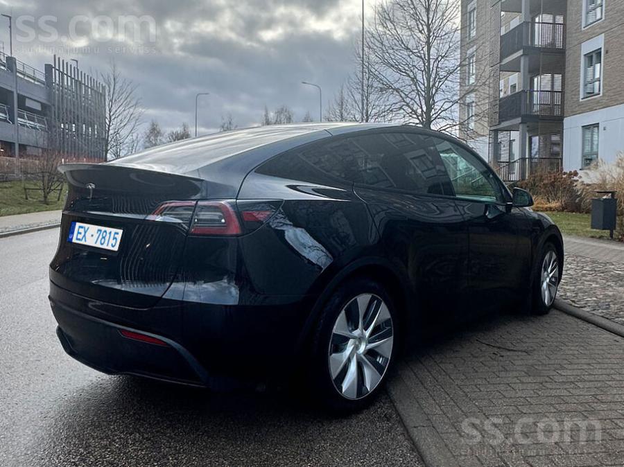Black Tesla Model Y 2022 in Riga, with an engine capacity of 0.00 L and mileage of 100 thousand km for 31000 €, photo 5 on AUTOMOTO.COM.LV