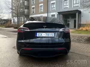 Black Tesla Model Y 2022 in Riga, with an engine capacity of 0.00 L and mileage of 100 thousand km for 31000 €, photo 6 on AUTOMOTO.COM.LV