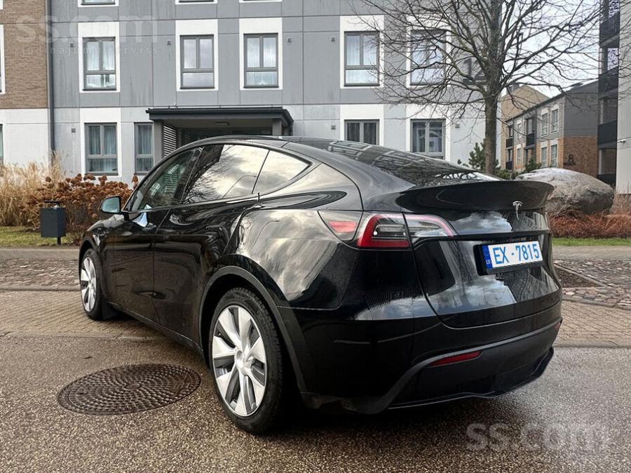 Black Tesla Model Y 2022 in Riga, with an engine capacity of 0.00 L and mileage of 100 thousand km for 31000 €, photo 7 on AUTOMOTO.COM.LV