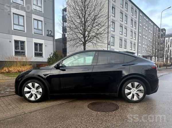 Black Tesla Model Y 2022 in Riga, with an engine capacity of 0.00 L and mileage of 100 thousand km for 31000 €, photo 8 on AUTOMOTO.COM.LV