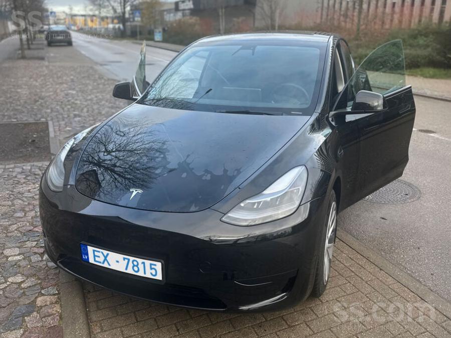 Black Tesla Model Y 2022 in Riga, with an engine capacity of 0.00 L and mileage of 100 thousand km for 31000 €, photo 9 on AUTOMOTO.COM.LV