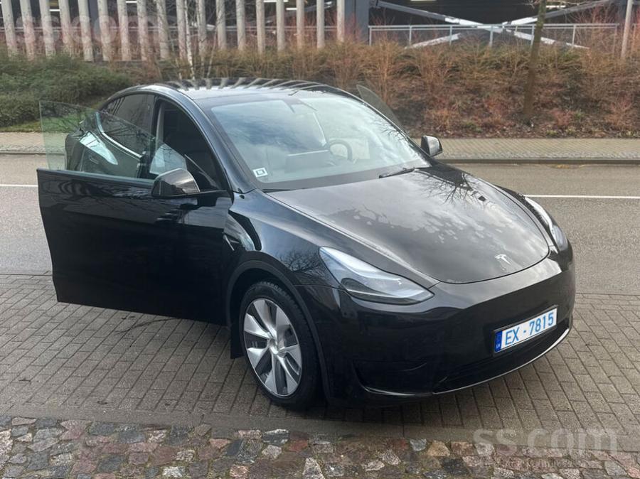 Black Tesla Model Y 2022 in Riga, with an engine capacity of 0.00 L and mileage of 100 thousand km for 31000 €, photo 11 on AUTOMOTO.COM.LV