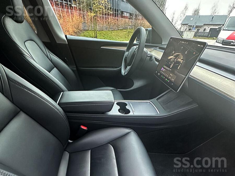 Black Tesla Model Y 2022 in Riga, with an engine capacity of 0.00 L and mileage of 100 thousand km for 31000 €, photo 22 on AUTOMOTO.COM.LV