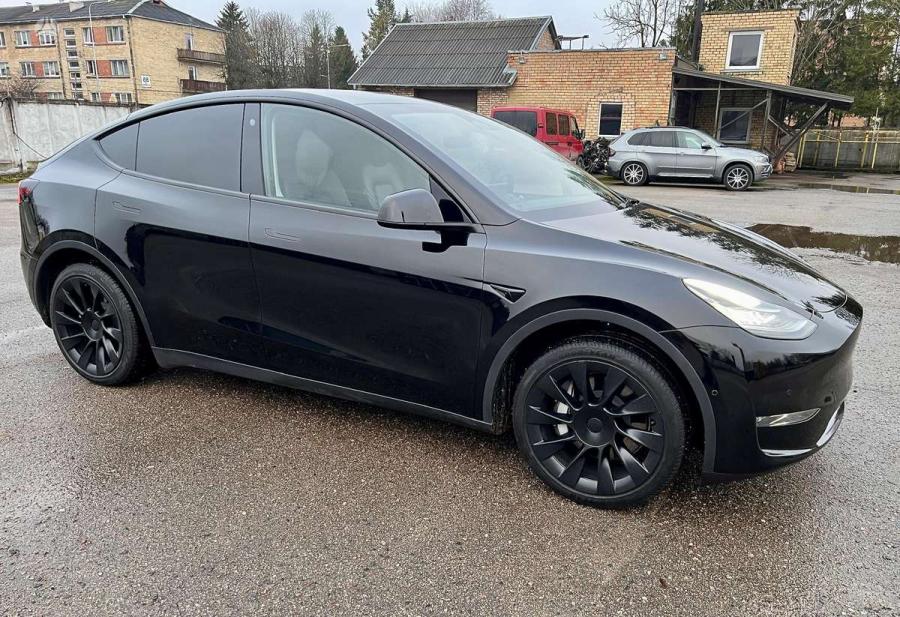 Melns Tesla Model Y 2022 Šauļi, ar dzinēja tilpumu 0.00 L un nobraukumu 58 tūkst. km par 29900 €, foto 4 vietnē AUTOMOTO.COM.LV