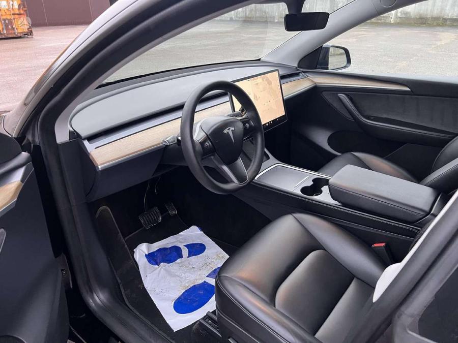 Melns Tesla Model Y 2022 Šauļi, ar dzinēja tilpumu 0.00 L un nobraukumu 58 tūkst. km par 29900 €, foto 16 vietnē AUTOMOTO.COM.LV