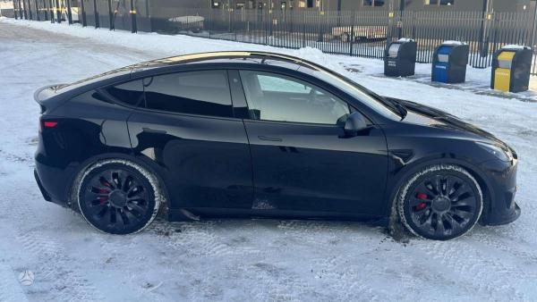 Black Tesla Model Y 2022 in Jonava, with an engine capacity of 0.00 L and mileage of 44 thousand km for 38500 €, photo 4 on AUTOMOTO.COM.LV