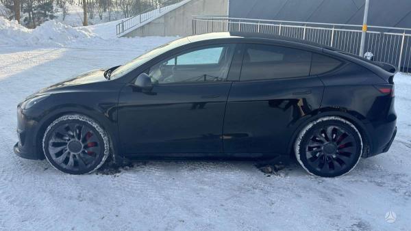 Black Tesla Model Y 2022 in Jonava, with an engine capacity of 0.00 L and mileage of 44 thousand km for 38500 €, photo 8 on AUTOMOTO.COM.LV