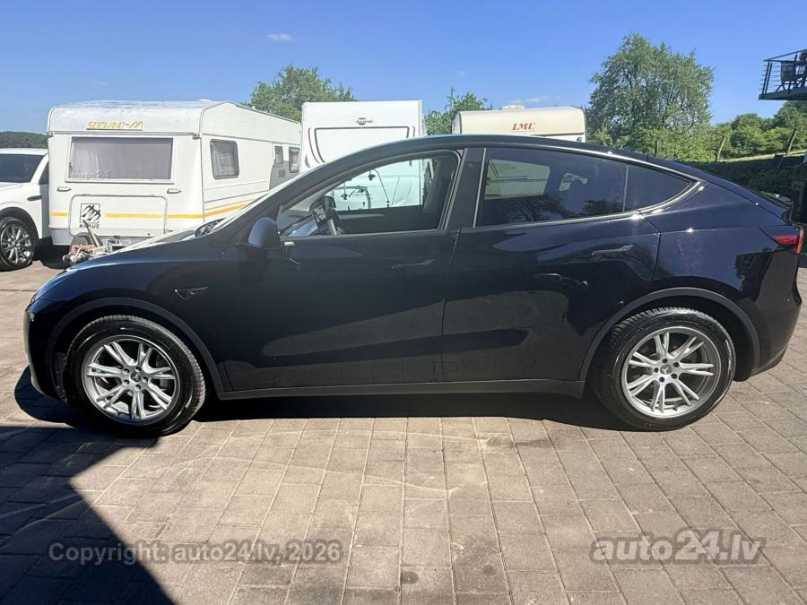 Black Tesla Model Y 2022 in Tallinn, with an engine capacity of 0.00 L and mileage of 93 thousand km for 34990 €, photo 4 on AUTOMOTO.COM.LV