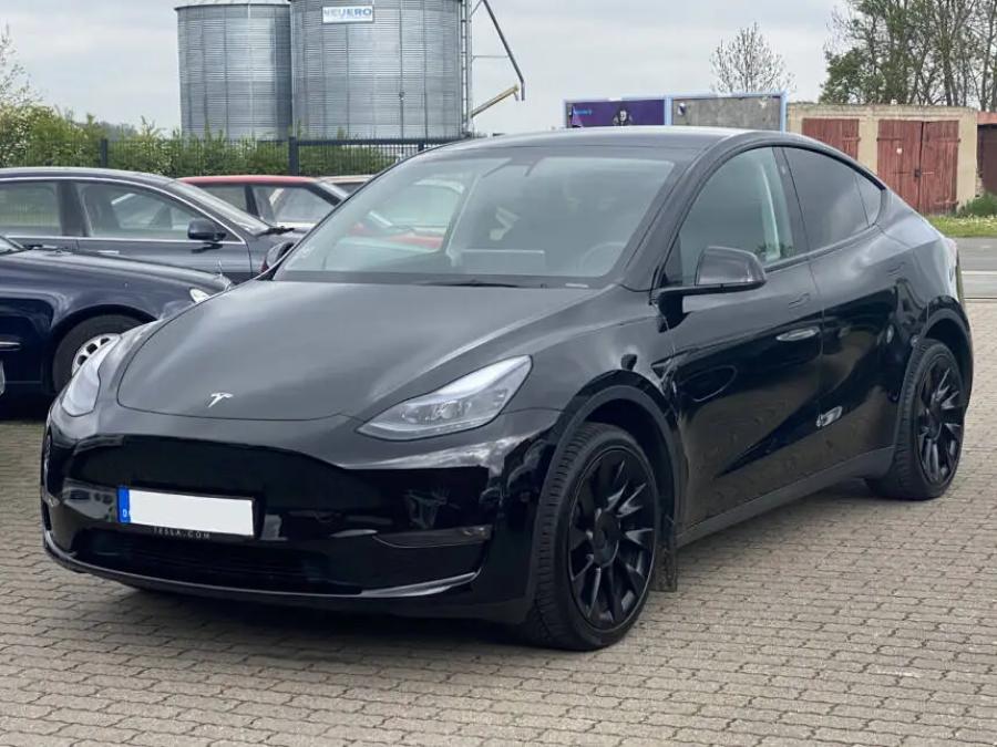 Black Tesla Model Y 2022 in Riga, with an engine capacity of 0.00 L and mileage of 6 thousand km for 56000 €, photo 1 on AUTOMOTO.COM.LV