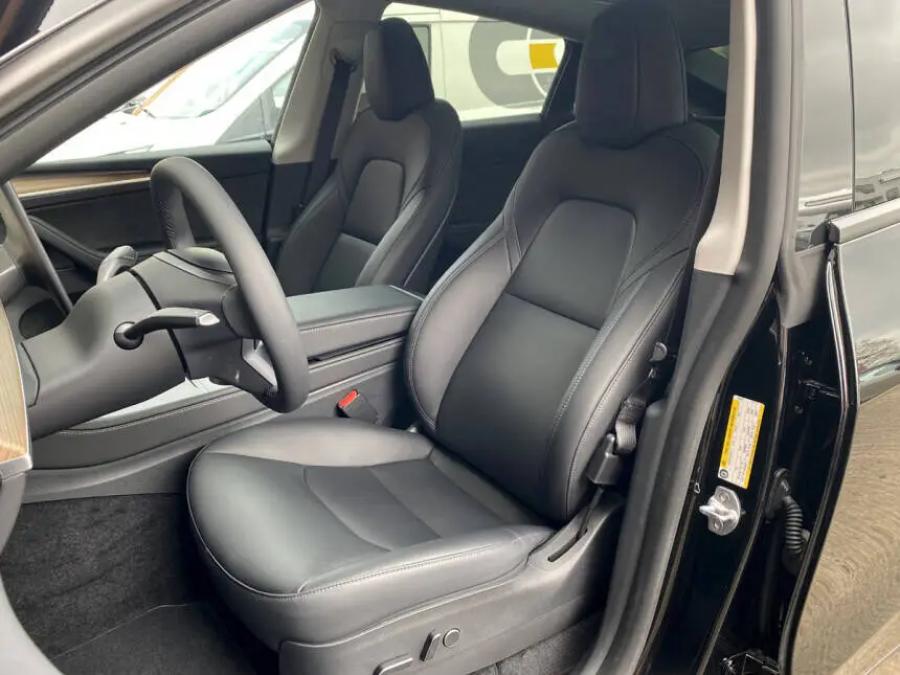 Black Tesla Model Y 2022 in Riga, with an engine capacity of 0.00 L and mileage of 6 thousand km for 56000 €, photo 4 on AUTOMOTO.COM.LV