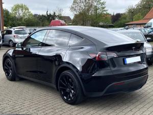 Black Tesla Model Y 2022 in Riga, with an engine capacity of 0.00 L and mileage of 6 thousand km for 56000 €, photo 5 on AUTOMOTO.COM.LV