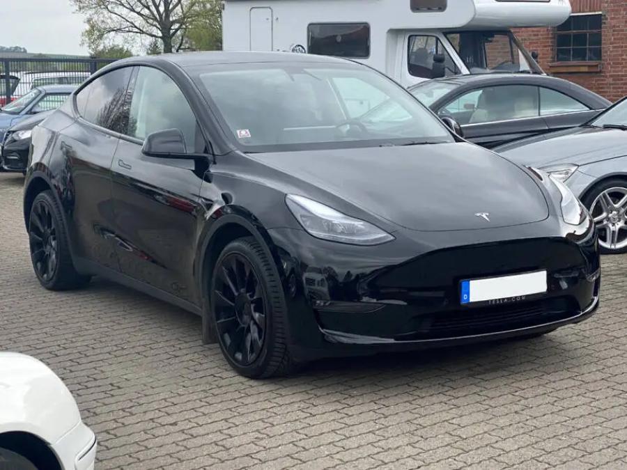 Black Tesla Model Y 2022 in Riga, with an engine capacity of 0.00 L and mileage of 6 thousand km for 56000 €, photo 6 on AUTOMOTO.COM.LV