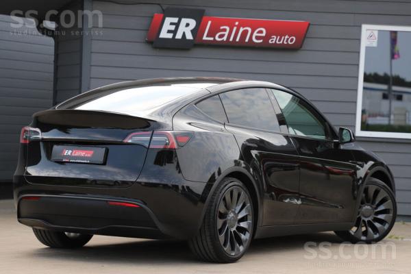 Black Tesla Model Y 2022 in Tukums, with an engine capacity of 0.00 L and mileage of 136 thousand km for 33000 €, photo 3 on AUTOMOTO.COM.LV