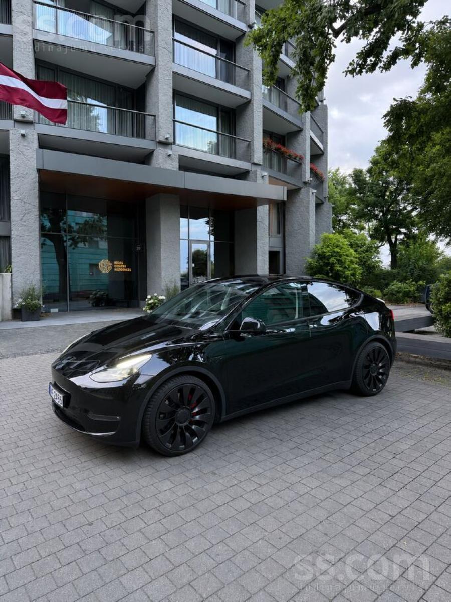 Black Tesla Model Y 2022 in Riga, with an engine capacity of 0.00 L and mileage of 70 thousand km for 34900 €, photo 1 on AUTOMOTO.COM.LV