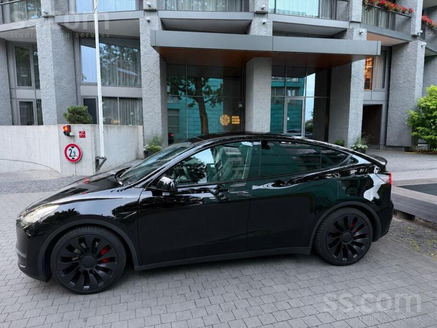 Black Tesla Model Y 2022 in Riga, with an engine capacity of 0.00 L and mileage of 70 thousand km for 34900 €, photo 3 on AUTOMOTO.COM.LV