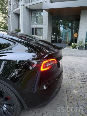 Black Tesla Model Y 2022 in Riga, with an engine capacity of 0.00 L and mileage of 70 thousand km for 34900 €, photo 4 on AUTOMOTO.COM.LV