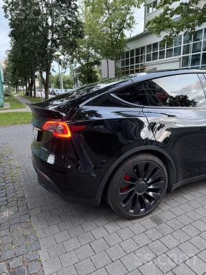 Black Tesla Model Y 2022 in Riga, with an engine capacity of 0.00 L and mileage of 70 thousand km for 34900 €, photo 6 on AUTOMOTO.COM.LV