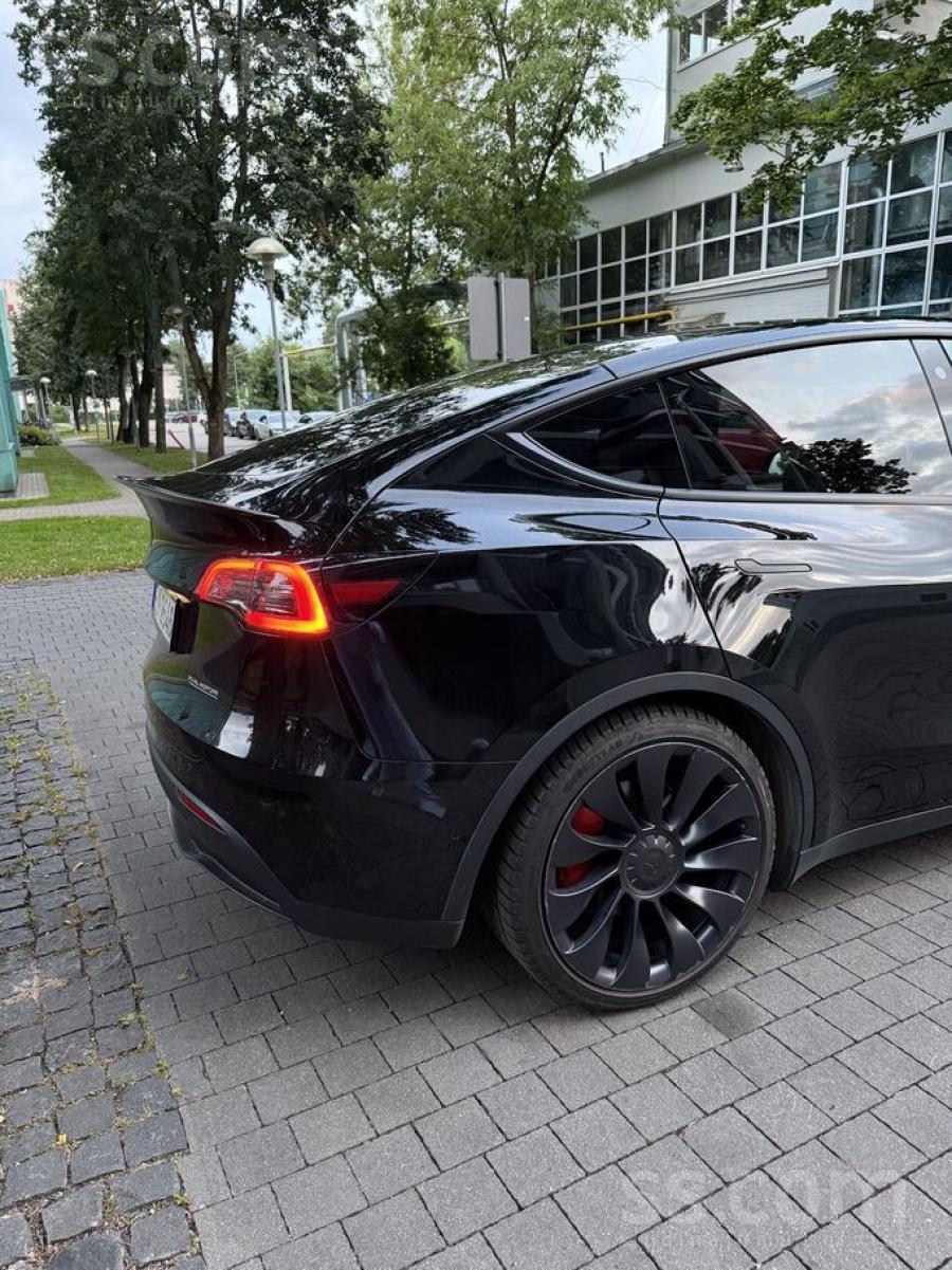 Black Tesla Model Y 2022 in Riga, with an engine capacity of 0.00 L and mileage of 70 thousand km for 34900 €, photo 6 on AUTOMOTO.COM.LV