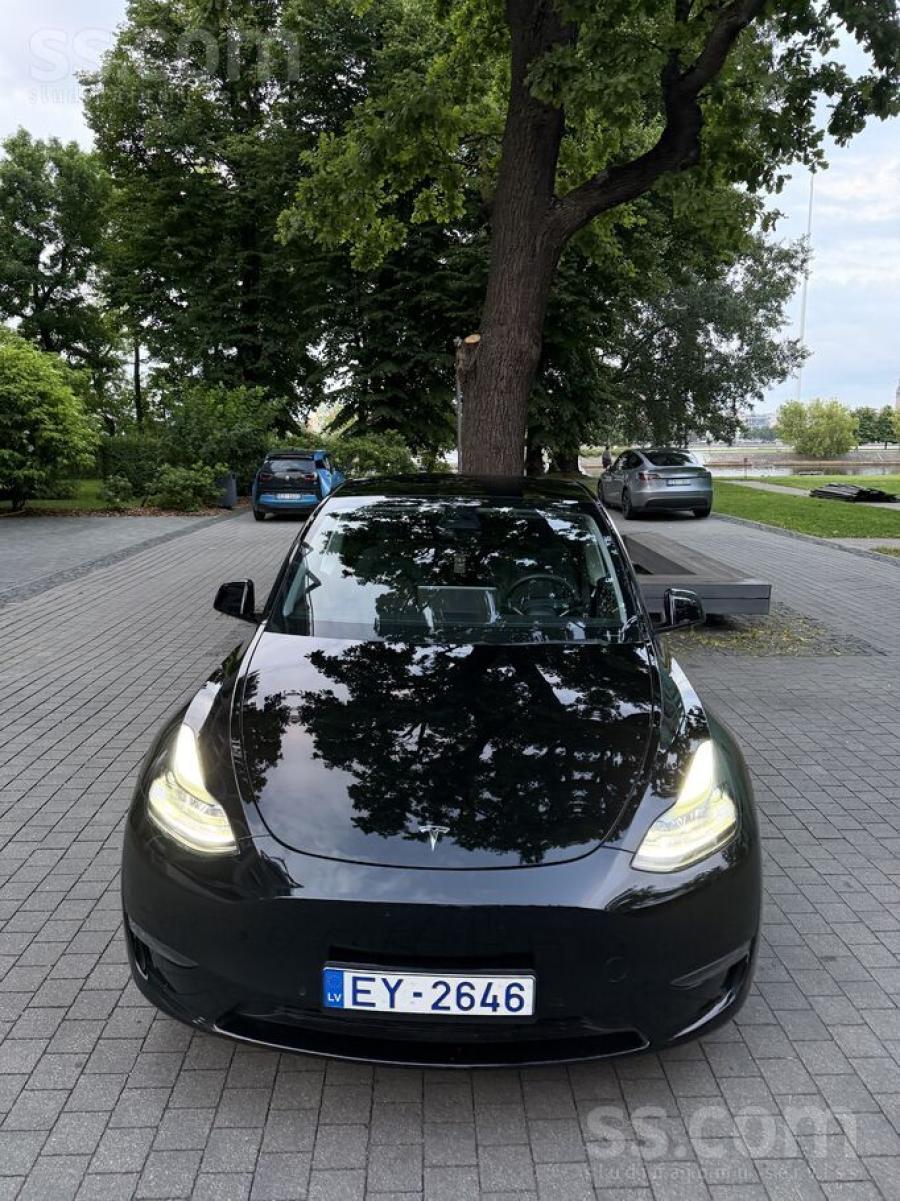 Black Tesla Model Y 2022 in Riga, with an engine capacity of 0.00 L and mileage of 70 thousand km for 34900 €, photo 8 on AUTOMOTO.COM.LV