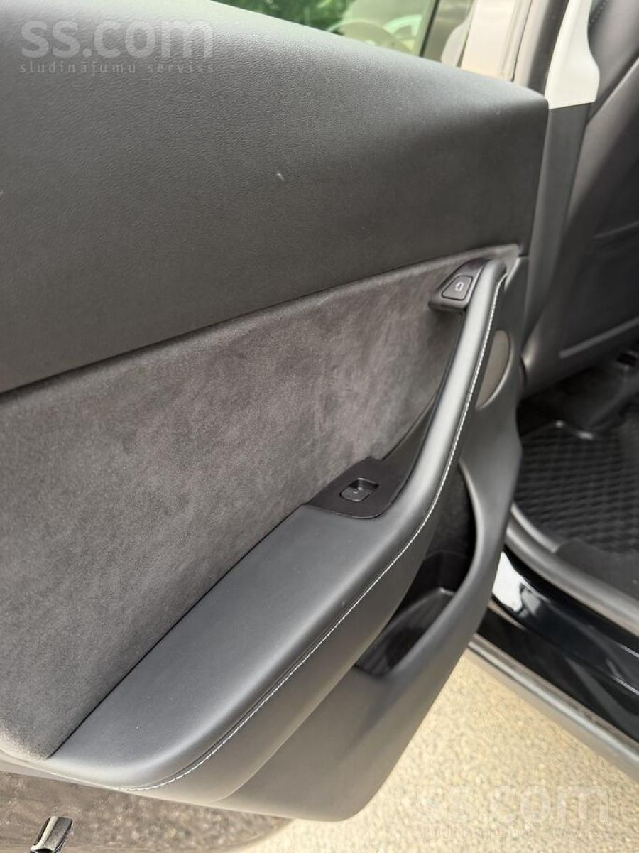 Black Tesla Model Y 2022 in Riga, with an engine capacity of 0.00 L and mileage of 70 thousand km for 34900 €, photo 15 on AUTOMOTO.COM.LV