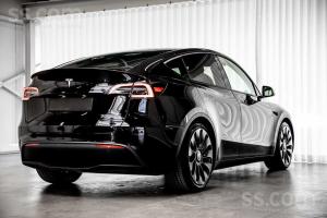 Black Tesla Model Y 2022 in Tukums, with an engine capacity of 0.00 L and mileage of 84 thousand km for 37990 €, photo 4 on AUTOMOTO.COM.LV