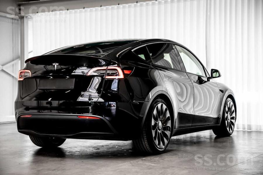 Black Tesla Model Y 2022 in Tukums, with an engine capacity of 0.00 L and mileage of 84 thousand km for 37990 €, photo 4 on AUTOMOTO.COM.LV