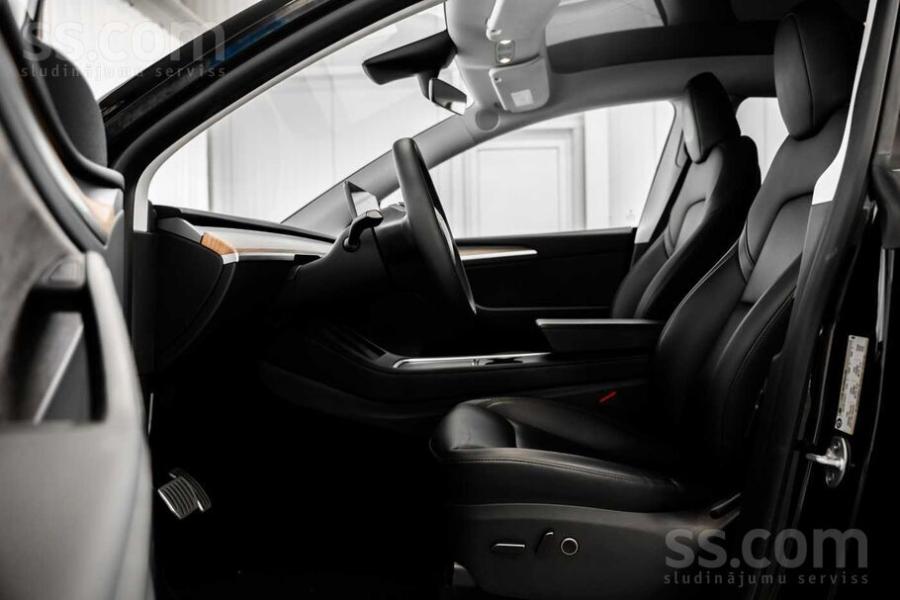 Black Tesla Model Y 2022 in Tukums, with an engine capacity of 0.00 L and mileage of 84 thousand km for 37990 €, photo 7 on AUTOMOTO.COM.LV