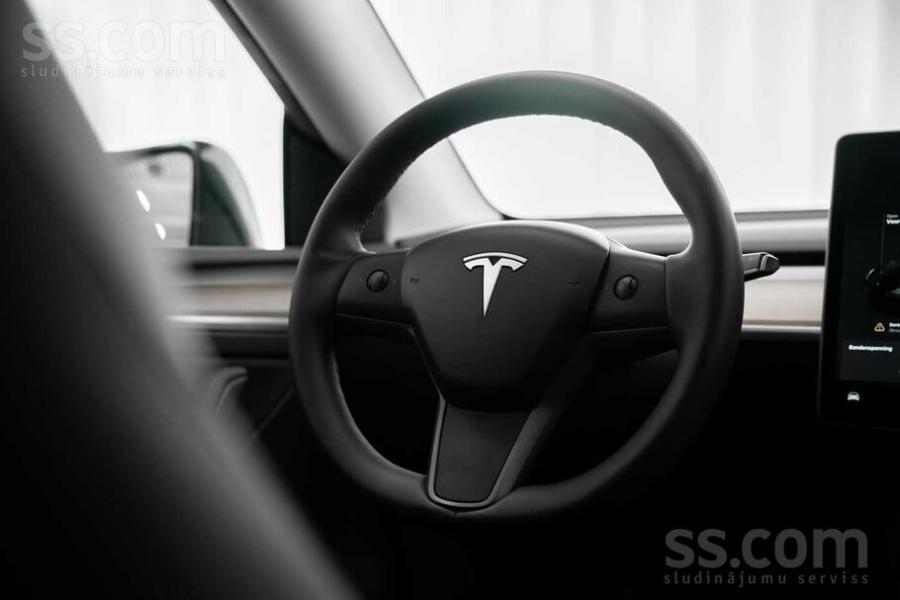 Black Tesla Model Y 2022 in Tukums, with an engine capacity of 0.00 L and mileage of 84 thousand km for 37990 €, photo 11 on AUTOMOTO.COM.LV