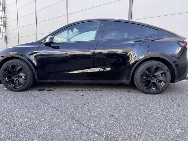 Melns Tesla Model Y 2022 Viļņa, ar dzinēja tilpumu 0.00 L un nobraukumu 73 tūkst. km par 34500 €, foto 2 vietnē AUTOMOTO.COM.LV