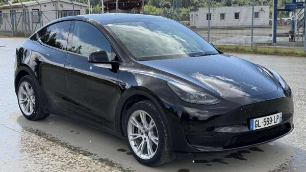 Black Tesla Model Y 2022 in Jonava, with an engine capacity of 0.00 L and mileage of 128 thousand km for 22650 €, photo 3 on AUTOMOTO.COM.LV
