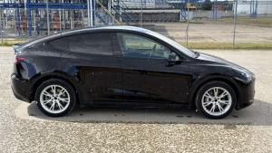 Black Tesla Model Y 2022 in Jonava, with an engine capacity of 0.00 L and mileage of 128 thousand km for 22650 €, photo 5 on AUTOMOTO.COM.LV