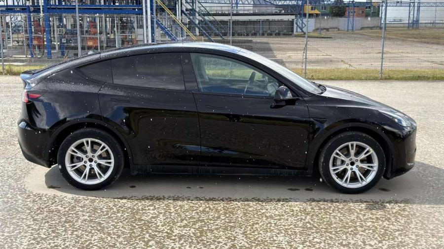 Black Tesla Model Y 2022 in Jonava, with an engine capacity of 0.00 L and mileage of 128 thousand km for 22650 €, photo 5 on AUTOMOTO.COM.LV