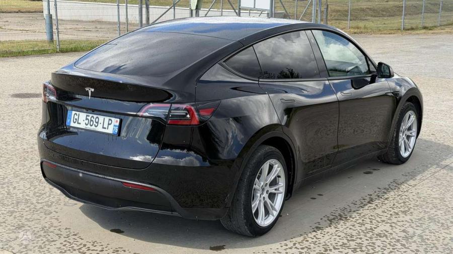 Black Tesla Model Y 2022 in Jonava, with an engine capacity of 0.00 L and mileage of 128 thousand km for 22650 €, photo 6 on AUTOMOTO.COM.LV