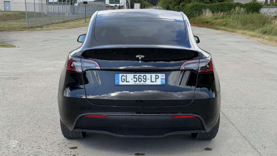 Black Tesla Model Y 2022 in Jonava, with an engine capacity of 0.00 L and mileage of 128 thousand km for 22650 €, photo 7 on AUTOMOTO.COM.LV