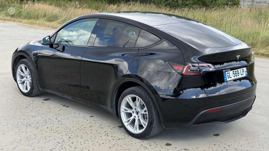 Black Tesla Model Y 2022 in Jonava, with an engine capacity of 0.00 L and mileage of 128 thousand km for 22650 €, photo 8 on AUTOMOTO.COM.LV