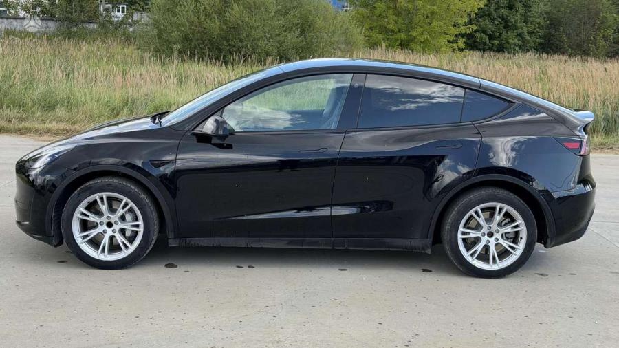 Black Tesla Model Y 2022 in Jonava, with an engine capacity of 0.00 L and mileage of 128 thousand km for 22650 €, photo 9 on AUTOMOTO.COM.LV